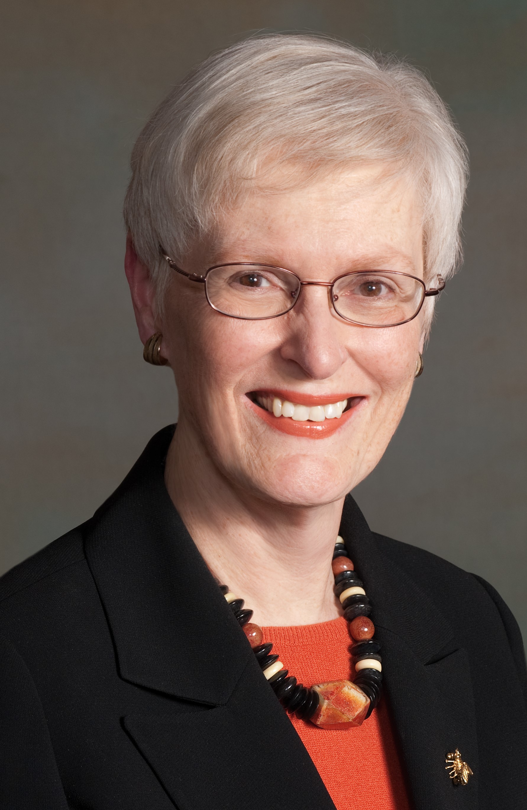 Commencement: Renowned Painter, Pioneering Journalist to Speak